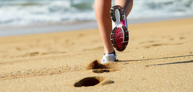 Conheça os benefícios de correr na praia - D'IDÉES MAGAZINE